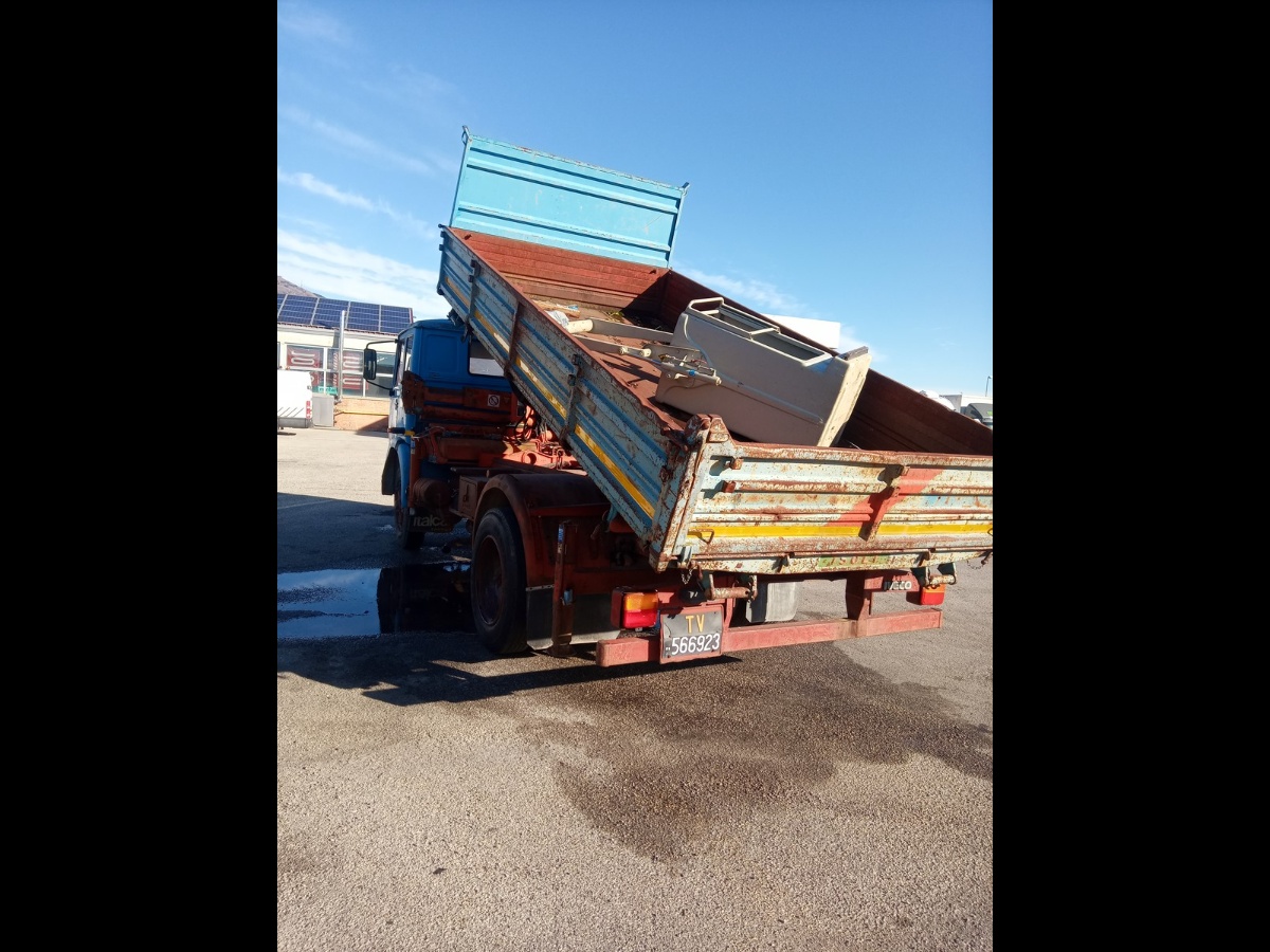 IVECO IVECO 110 RIBALTABILE E GRU CON CESTELLO Usato